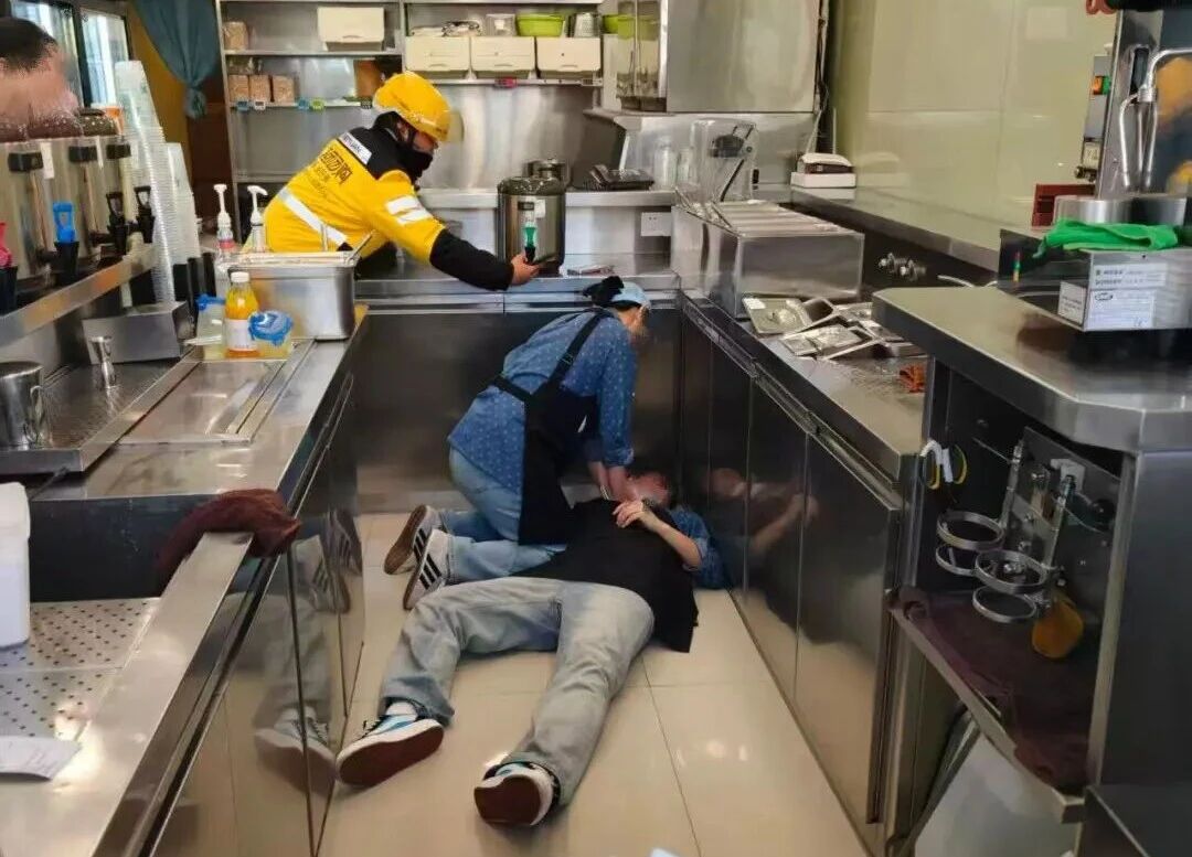 事发突然！小哥冲向小哥，对着手机：“1234，1234！” | 杭州红会